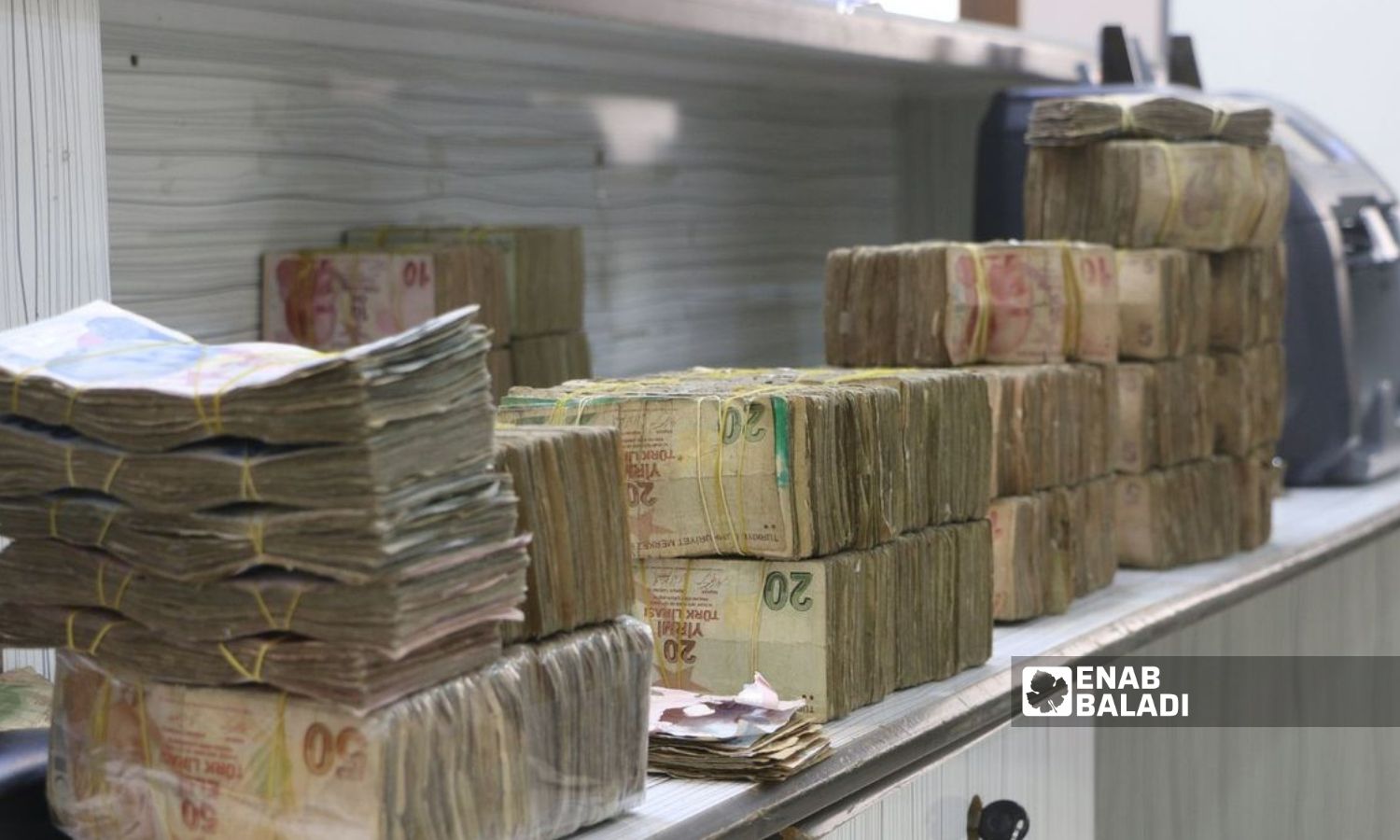 تجار إدلب يشتكون تراكم الفئات الصغيرة من العملة التركية عنب بلدي